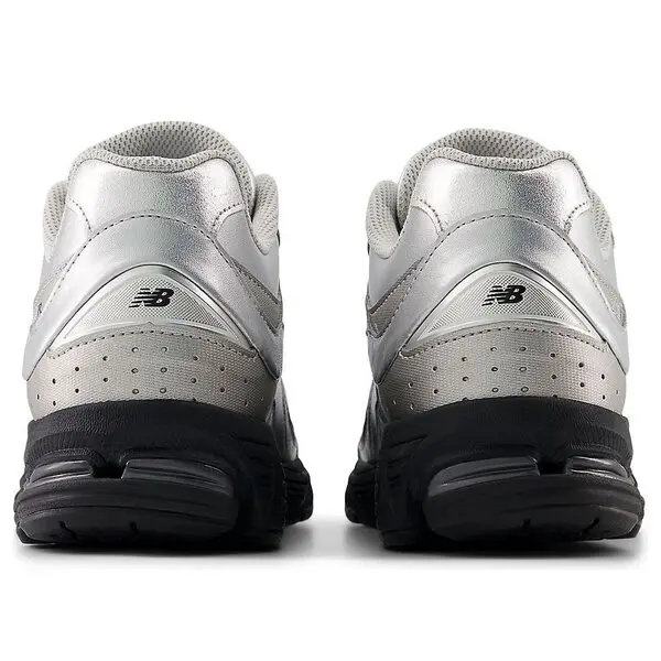NEW BALANCE 2002r Sneakers - Metallic Silver/black