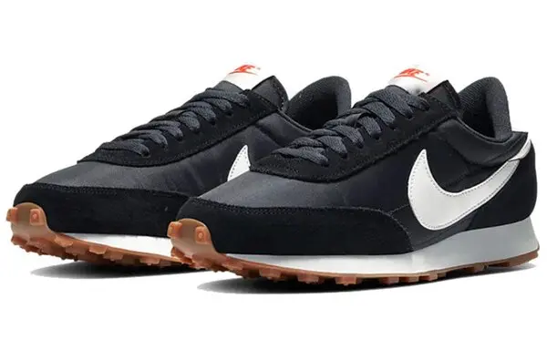 Nike Daybreak Vintage Low Top Sneakers - Black/summit White-off Noir