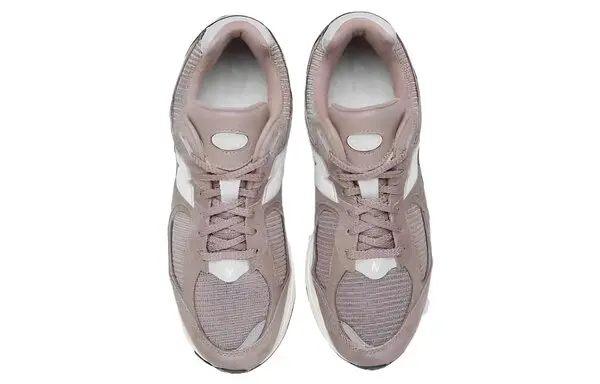 NEW BALANCE 2002r Sneakers - Brown