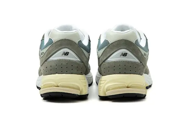 NEW BALANCE 2002r Sneakers - Gray/olive Green