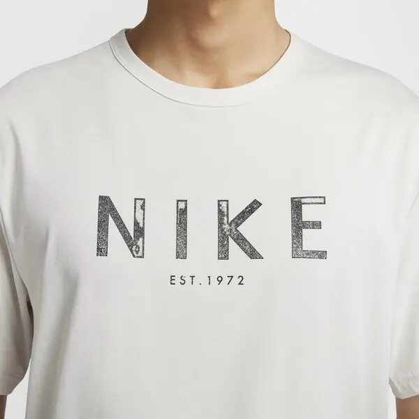 Nike Dri-fit Uv T-shirt With Graphic Detail - White