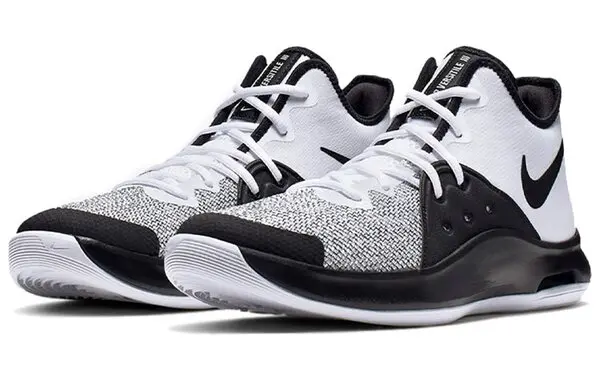 Nike Versitile 3 Sneakers