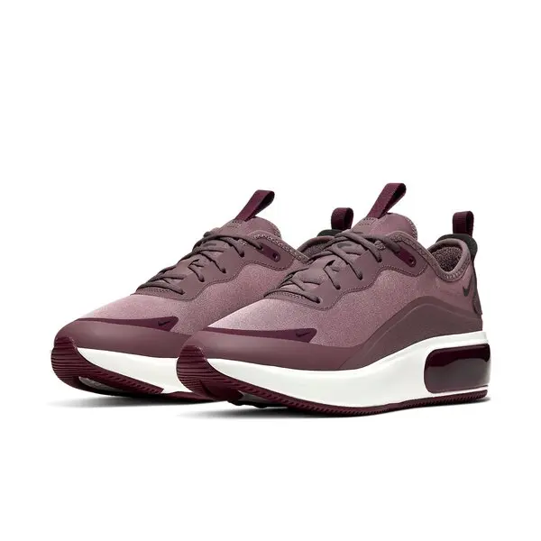 Nike Max Dia Sneakers