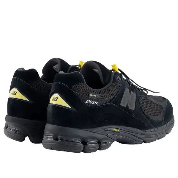 NEW BALANCE 2002r Gore-tex Sneakers - Black/yellow