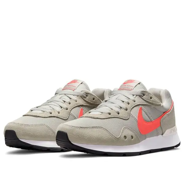 Nike Venture Runner Wide Sneakers