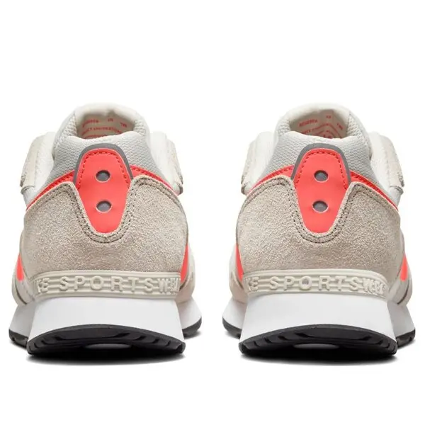 Nike Venture Runner Wide Sneakers - White/grey