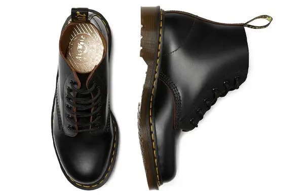 Dr. Martens 101 Vintage 6-hole Boots - Black
