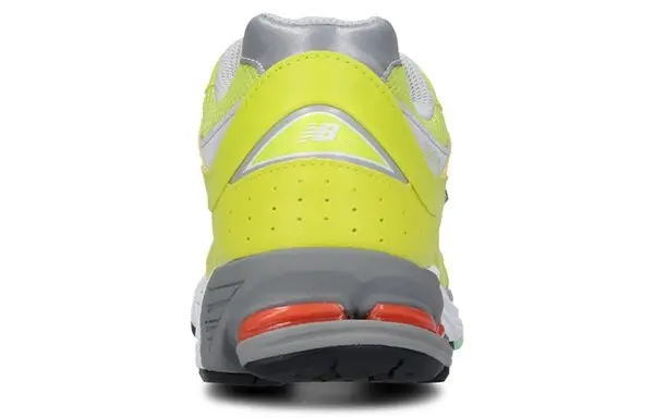 NEW BALANCE 2002r Sneakers - Yellow
