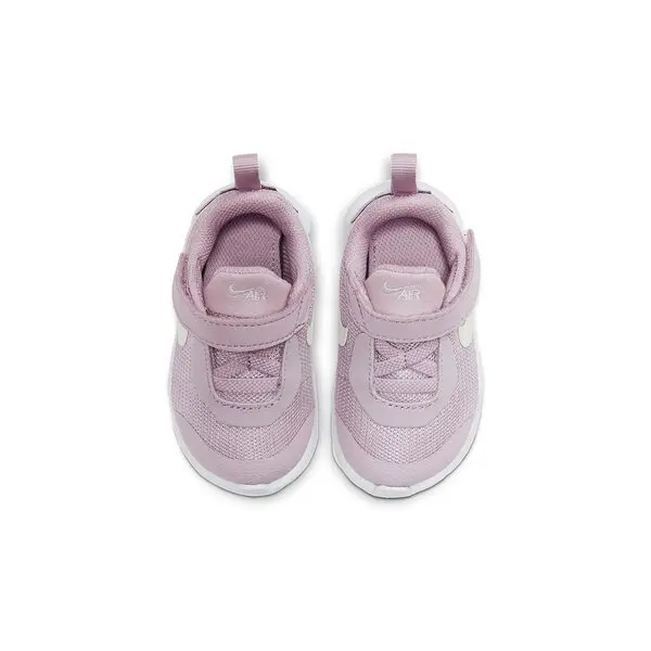 Nike Max Oketo Low Top Sneakers