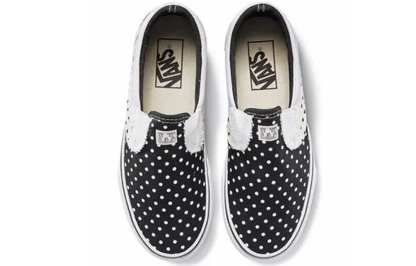 VANS Classic Slip-on Sneakers - Black/white/sail