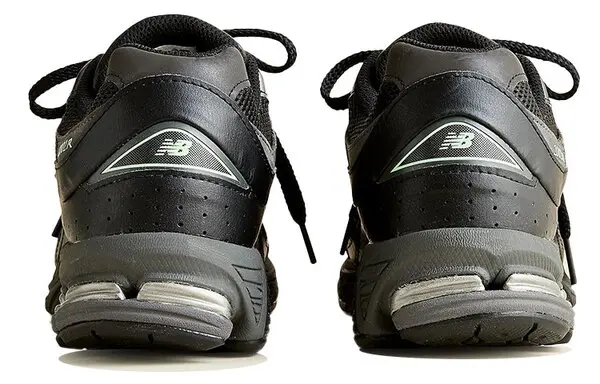 NEW BALANCE 2002r Sneakers - Black