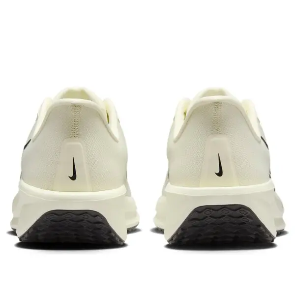 Nike Quest Sneakers - Coconut Milk/sail/black