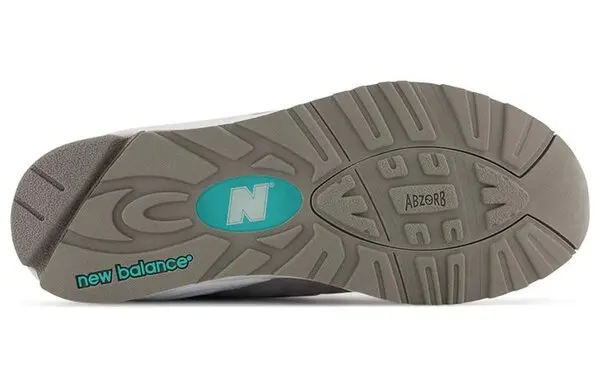 NEW BALANCE 990 V2 Low-top Sneakers - Light Grey