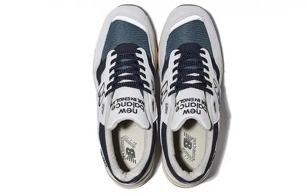 NEW BALANCE 1530 Sneakers