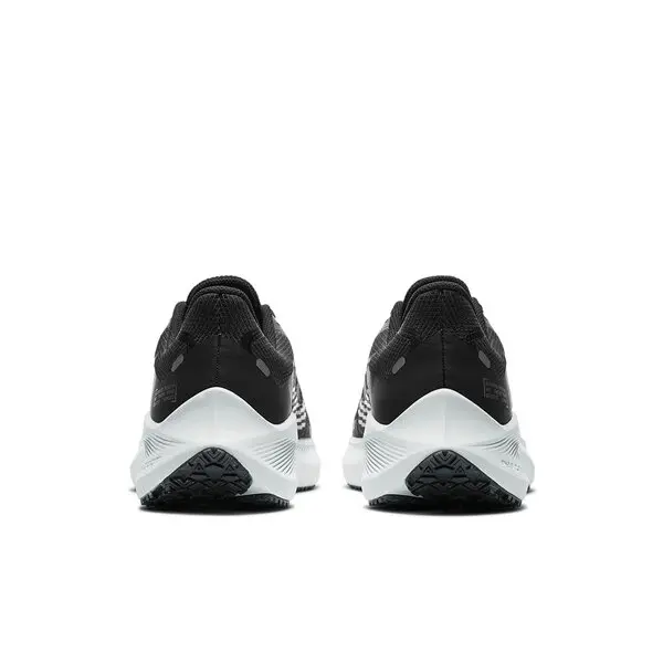 Nike Zoom Winflo 7 Shield Low Top Sneakers