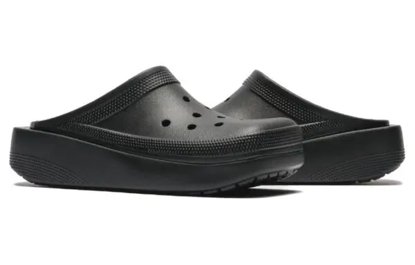 CROCS Classic Blunt Toe Clogs