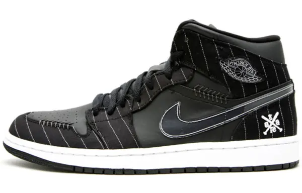 JORDAN 1 Retro High Top Sneakers - Black