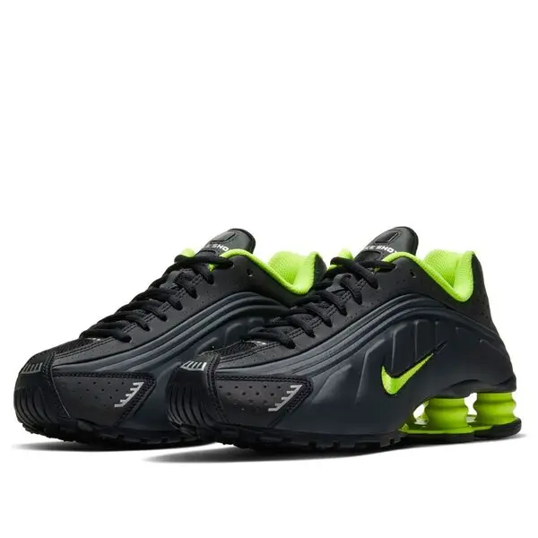Nike Shox R4 Sneakers - Black