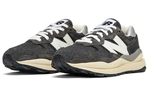 NEW BALANCE 57/40 Low Top Sneakers - Black/white