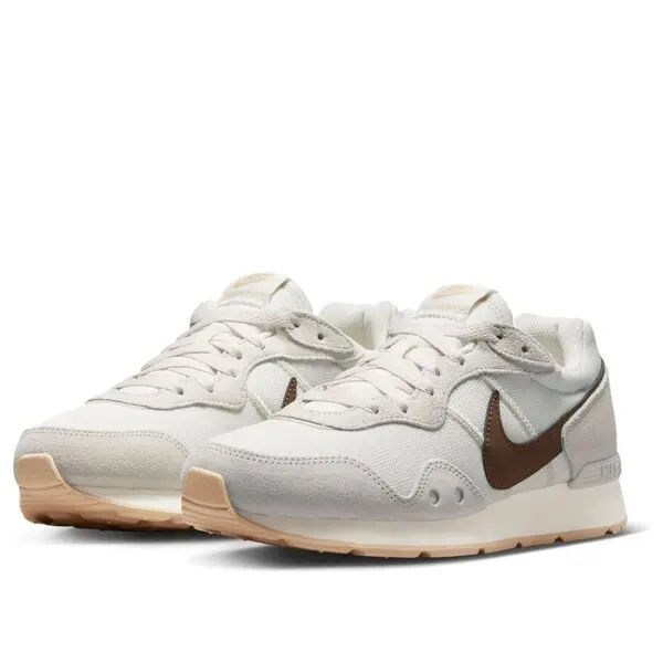 Nike Venture Runner Sneakers - White/brown