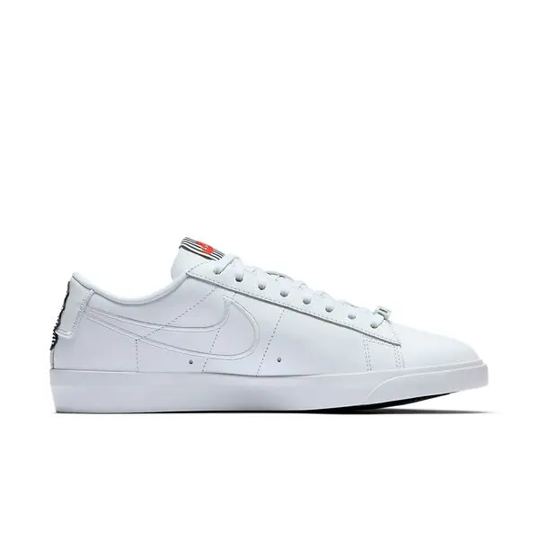 Nike Blazer Low Se Lx "broken Hearted" Sneakers - White/black
