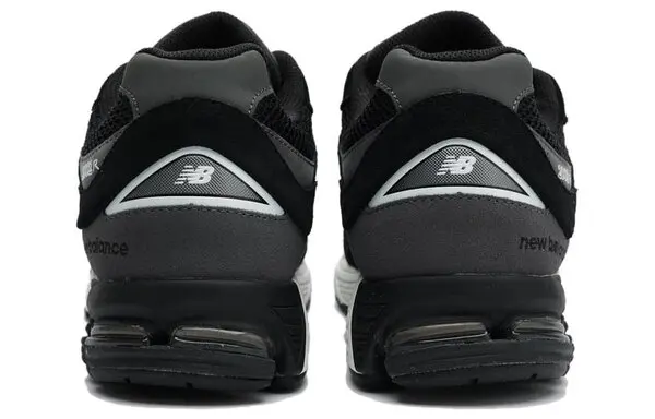 NEW BALANCE 2002r Sneakers - Black