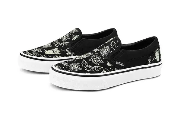 VANS Classic Slip-on Sneakers
