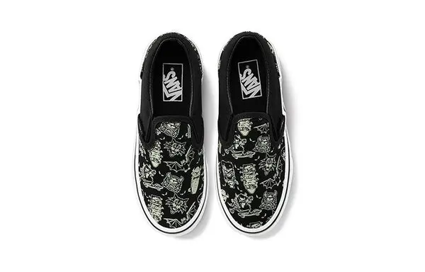 VANS Classic Slip-on Sneakers