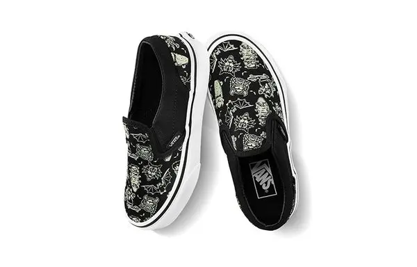 VANS Classic Slip-on Sneakers