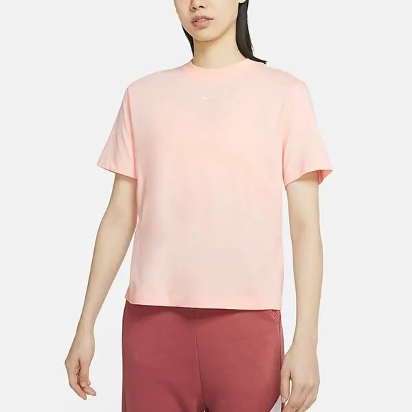 Nike Essentials Embroidery Logo T-shirt