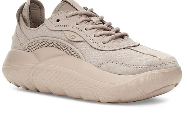 UGG La Cloud Low Low Top Sneakers