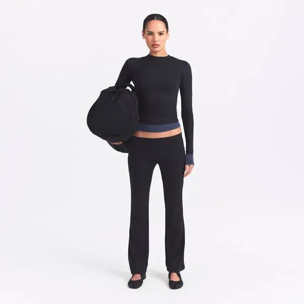 SKIMS Low Rise Mini Flare Pants | Black | | Nike Airy - Obsidian