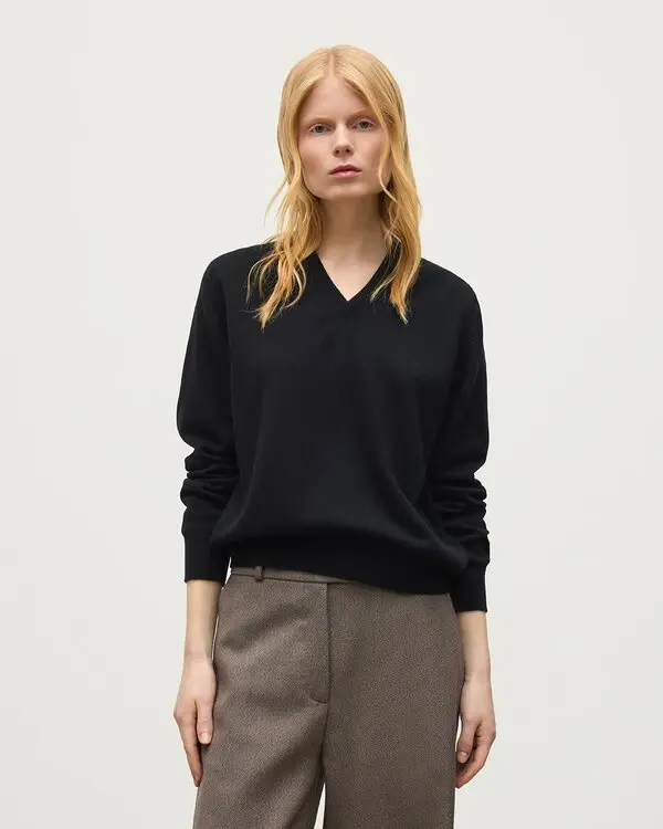 Johnstons Of Elgin Lunan Classic Cashmere V-neck Jumper - Black