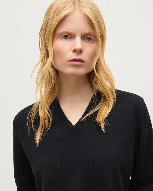 Johnstons Of Elgin Lunan Classic Cashmere V-neck Jumper - Black