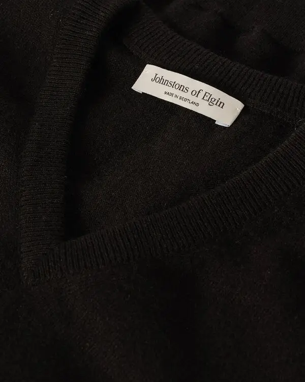 Johnstons Of Elgin Lunan Classic Cashmere V-neck Jumper - Black