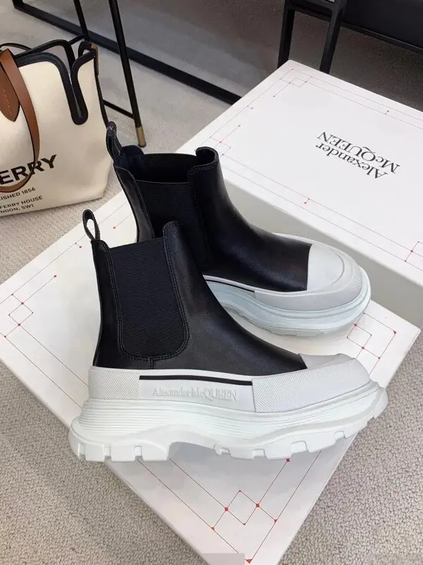 Alexander McQueen Tread Slick Chelsea Boots - White