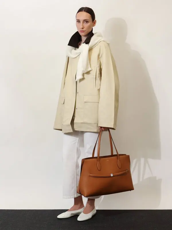 TOTEME Leather Shoulder Bag With Lettering Logo - Tan