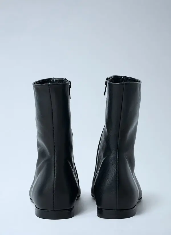TOTEME Zipped Leather Chelsea Boots With Pointed Toe - Black