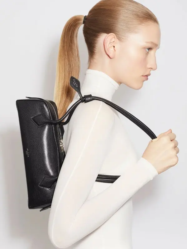 Alaïa Le Teckel Small Bag In Leather - Black