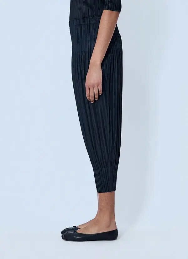 Issey Miyake Mid Rise Cropped Pleated Trousers - Black