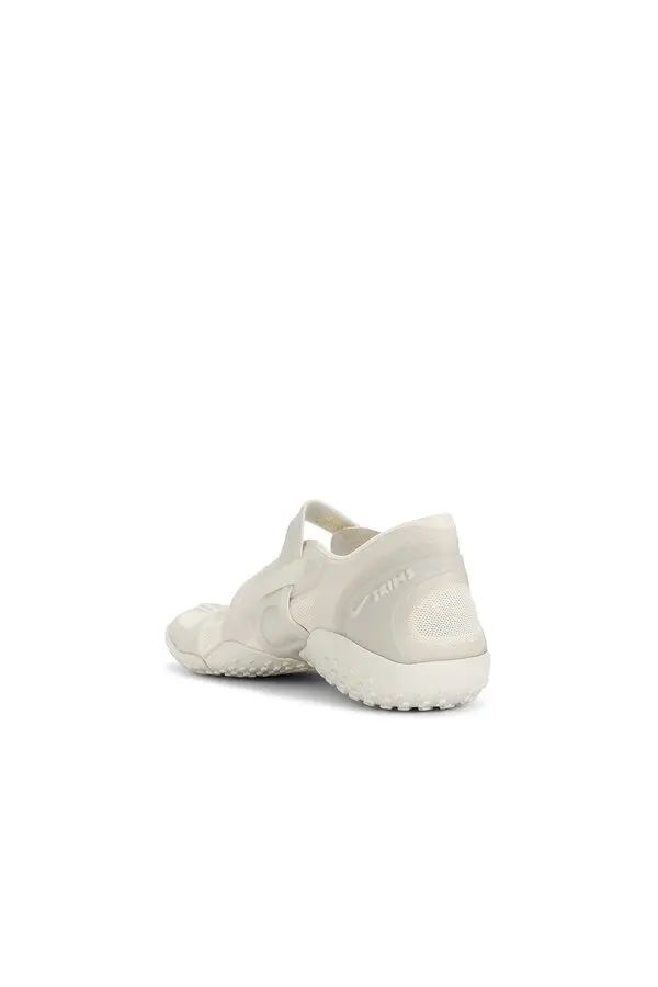 NIKESKIMS Nike X Skims Rift Mesh Split-toe Sneakers - Light Bone