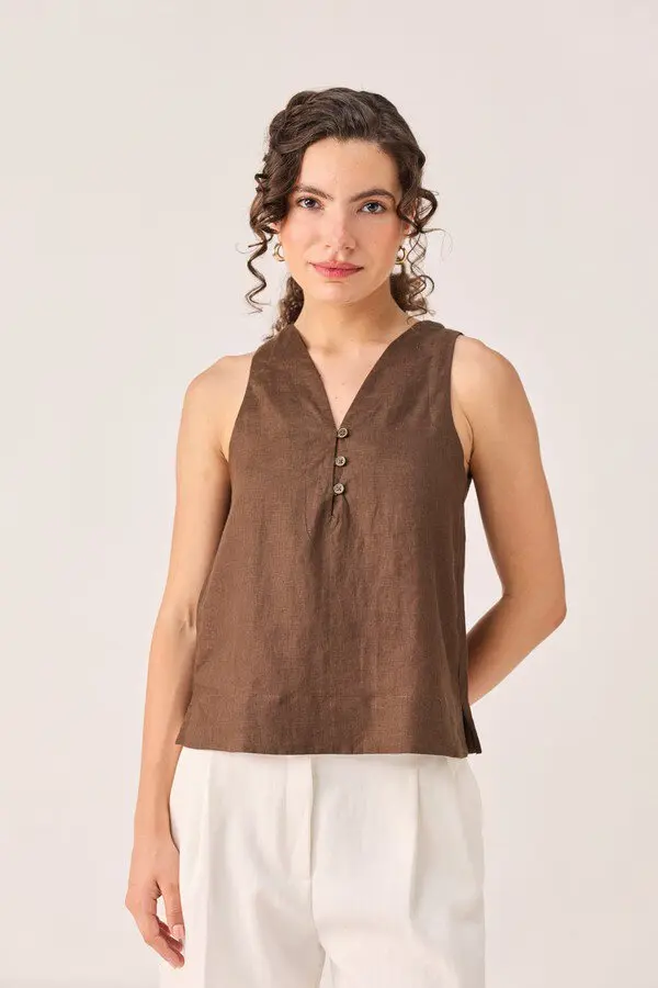 REISTOR Button Neck Sleeveless Top