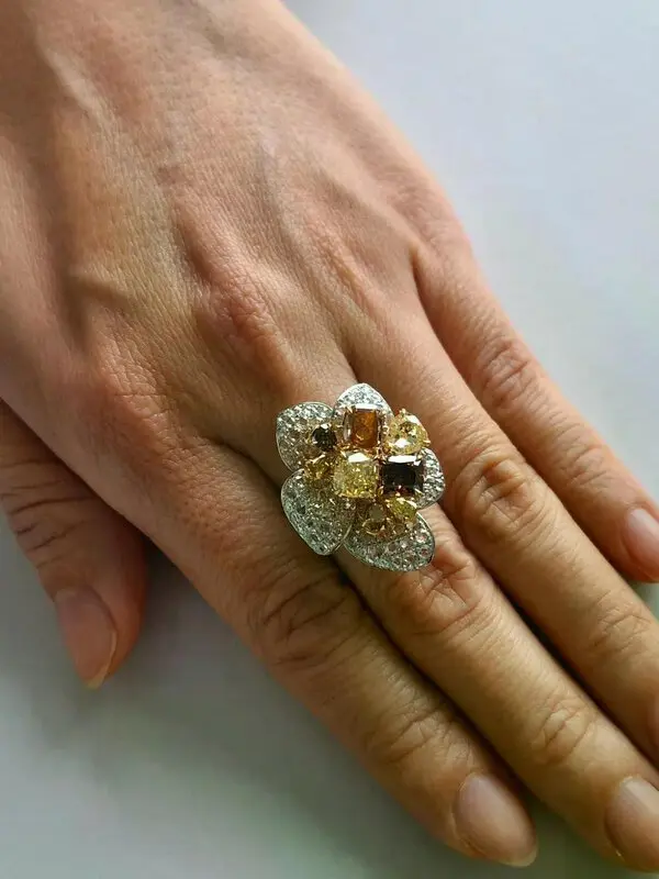 HYT JEWELRY Multi-cut Diamond Floral Motif Ring