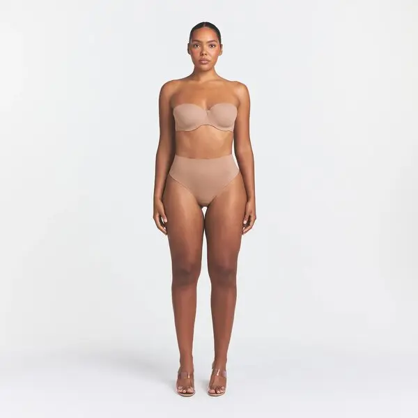 SKIMS Strapless Bra | Medium Neutral | | Smoothing Intimates - Sienna