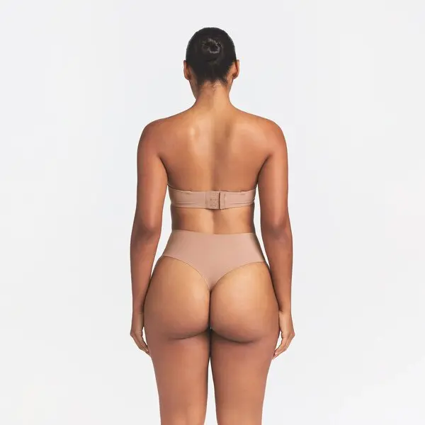 SKIMS Strapless Bra | Medium Neutral | | Smoothing Intimates