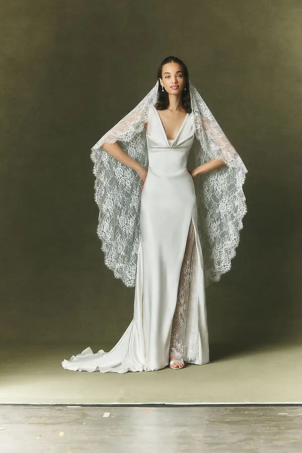Watters Fgertip Lace Veil - Ivory
