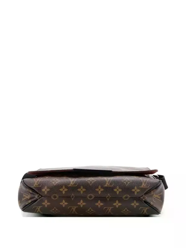 LOUIS VUITTON Monogram Canvas District Messenger Bag Mm