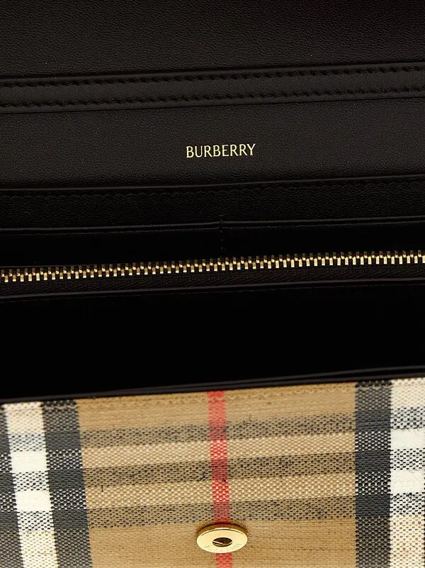 Burberry Highlands' Wallet On Chain