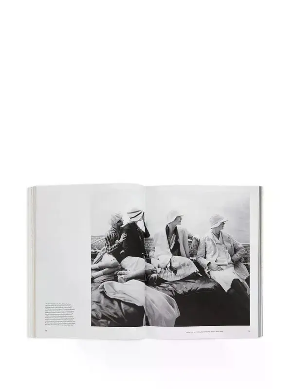 THAMES E HUDSON Chanel In Vogue Book