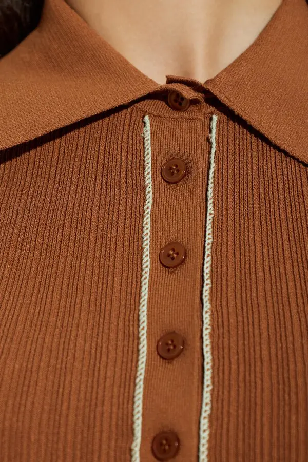 BY MALENE BIRGER Fitted Ribbed Knit Polo Shirt With Contrasting Trim - Brown
